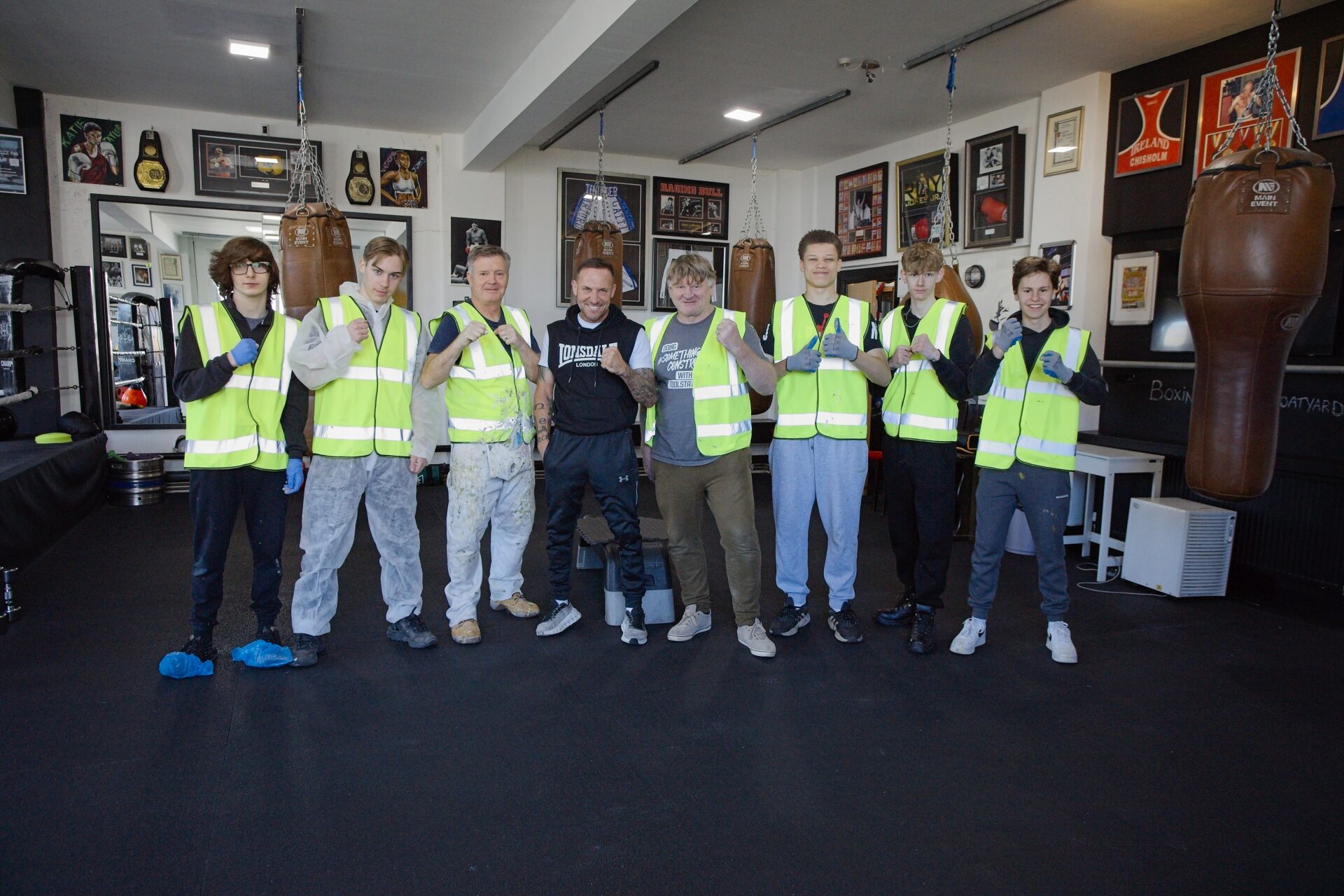 13 YOUNG VOLUNTEERS HELP TRANSFORM SOUTHEND BOXING GYM - Electrical Times