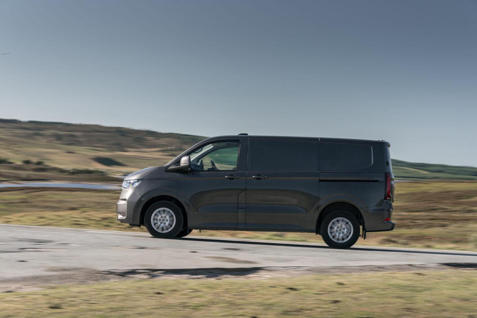 New Transporter wins double at What Van? Awards 2026 - Electrical Times
